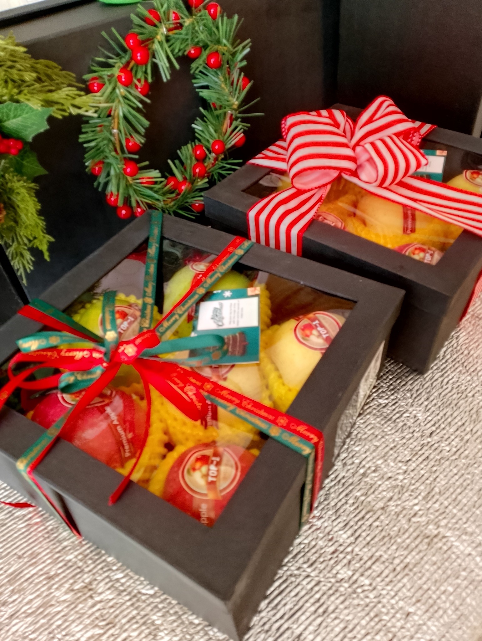 Spread Christmas Cheer with Our Curated Fruit Boxes