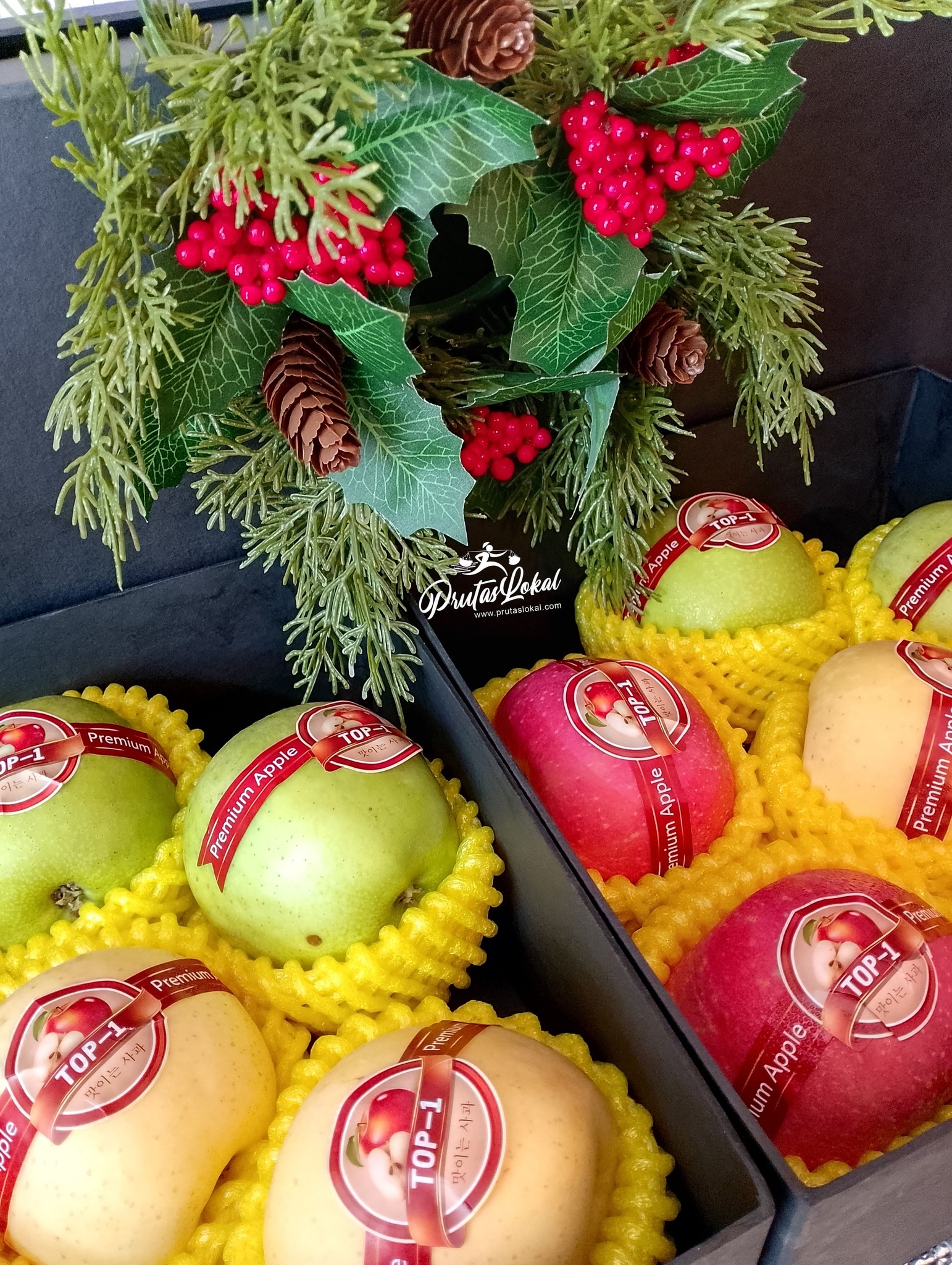 Spread Christmas Cheer with Our Curated Fruit Boxes