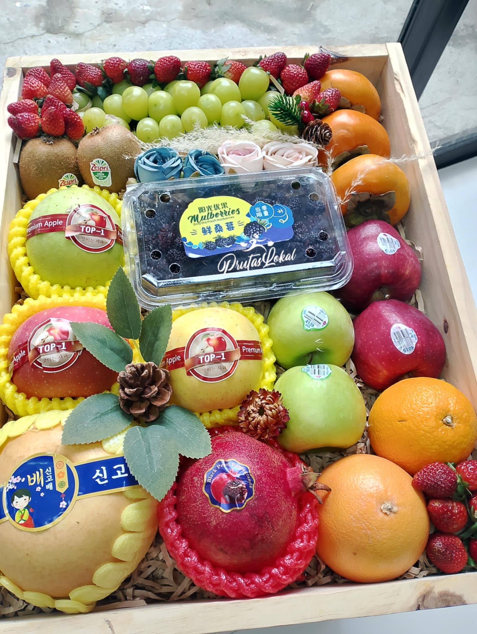 Spread Christmas Cheer with Our Curated Fruit Boxes